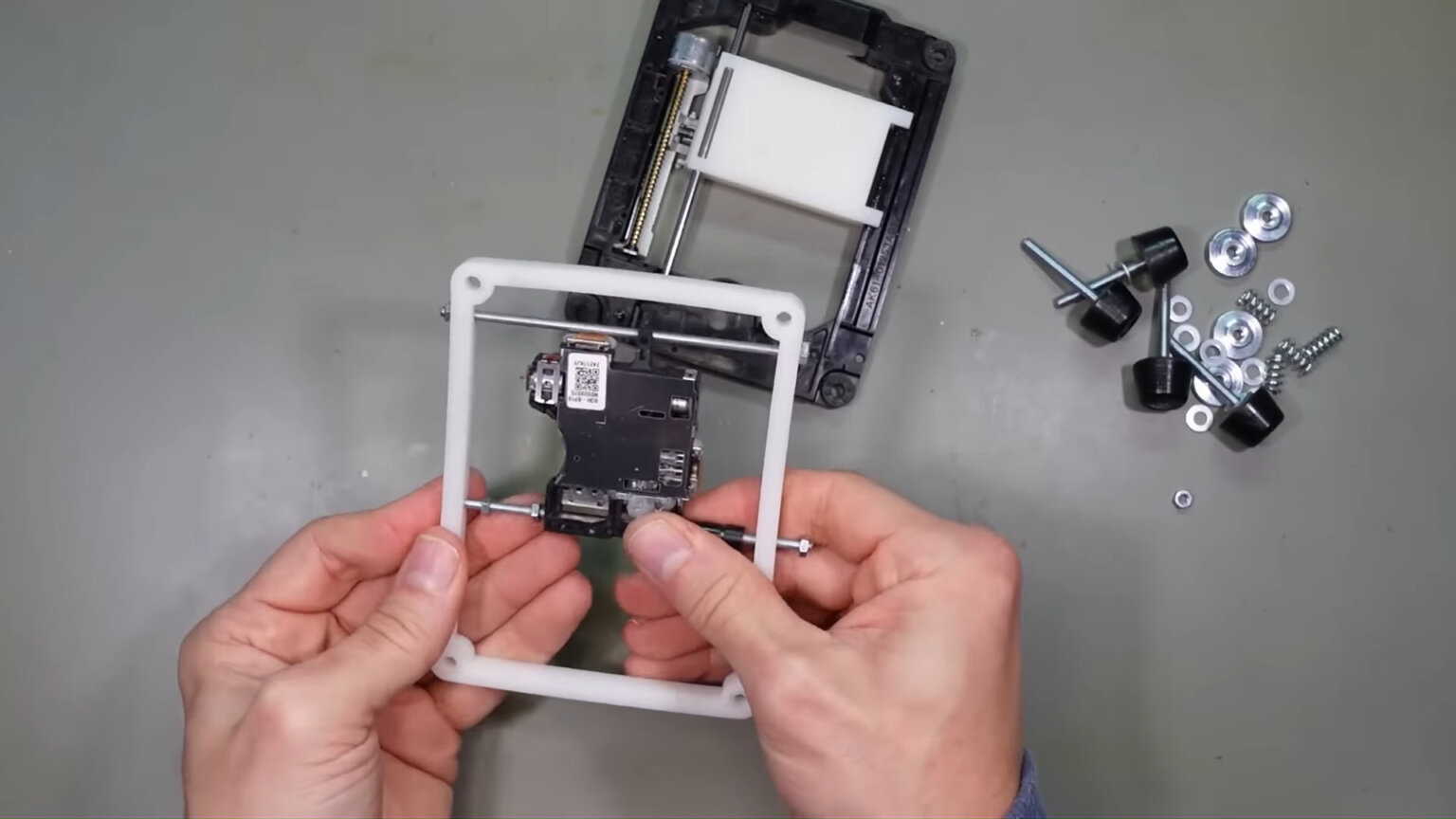 This Amazing Hack Turns A Blu-ray Player Into A Laser Microscope On the ...